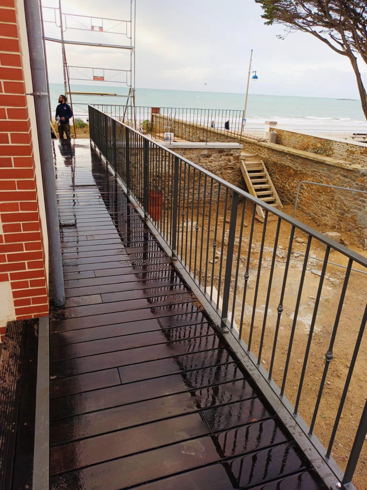 Platelage d'une Passerelle Métallique en Bambou - Armor Parquet