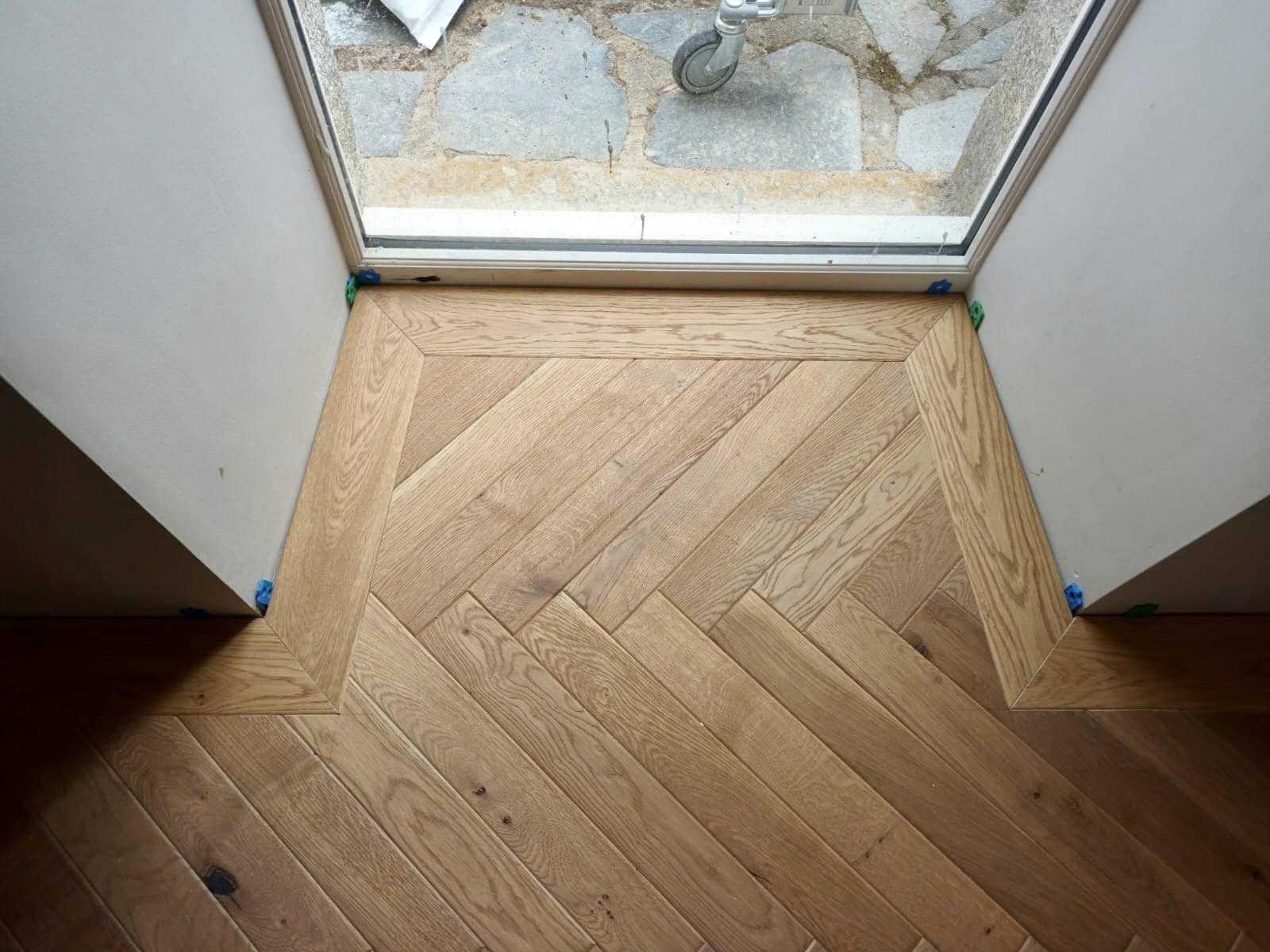 Pose d'un Parquet Contrecollé Chêne en Bâton Rompu - Armor Parquet